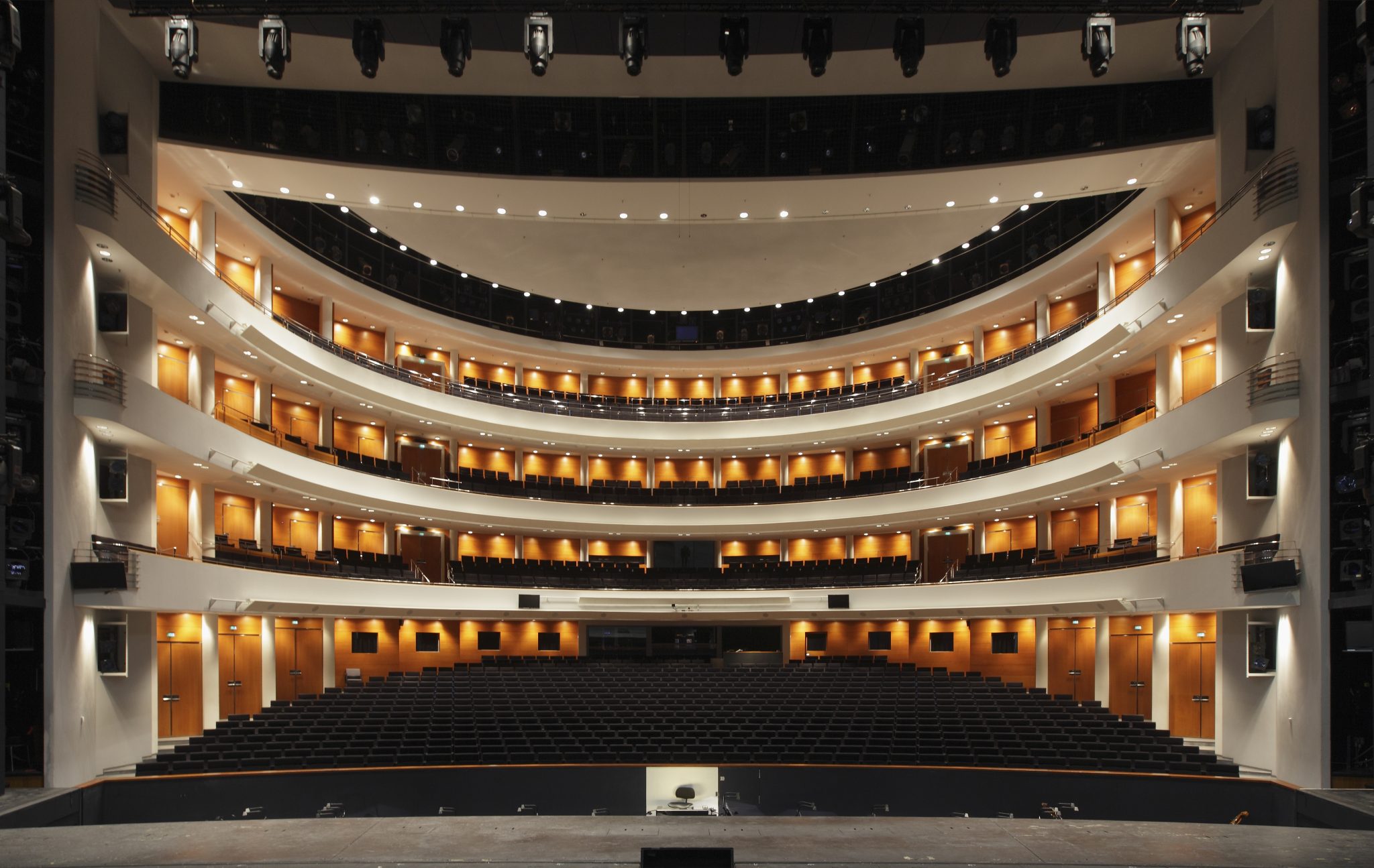 Tutustu näyttämöihimme - Kansallisooppera ja -baletti